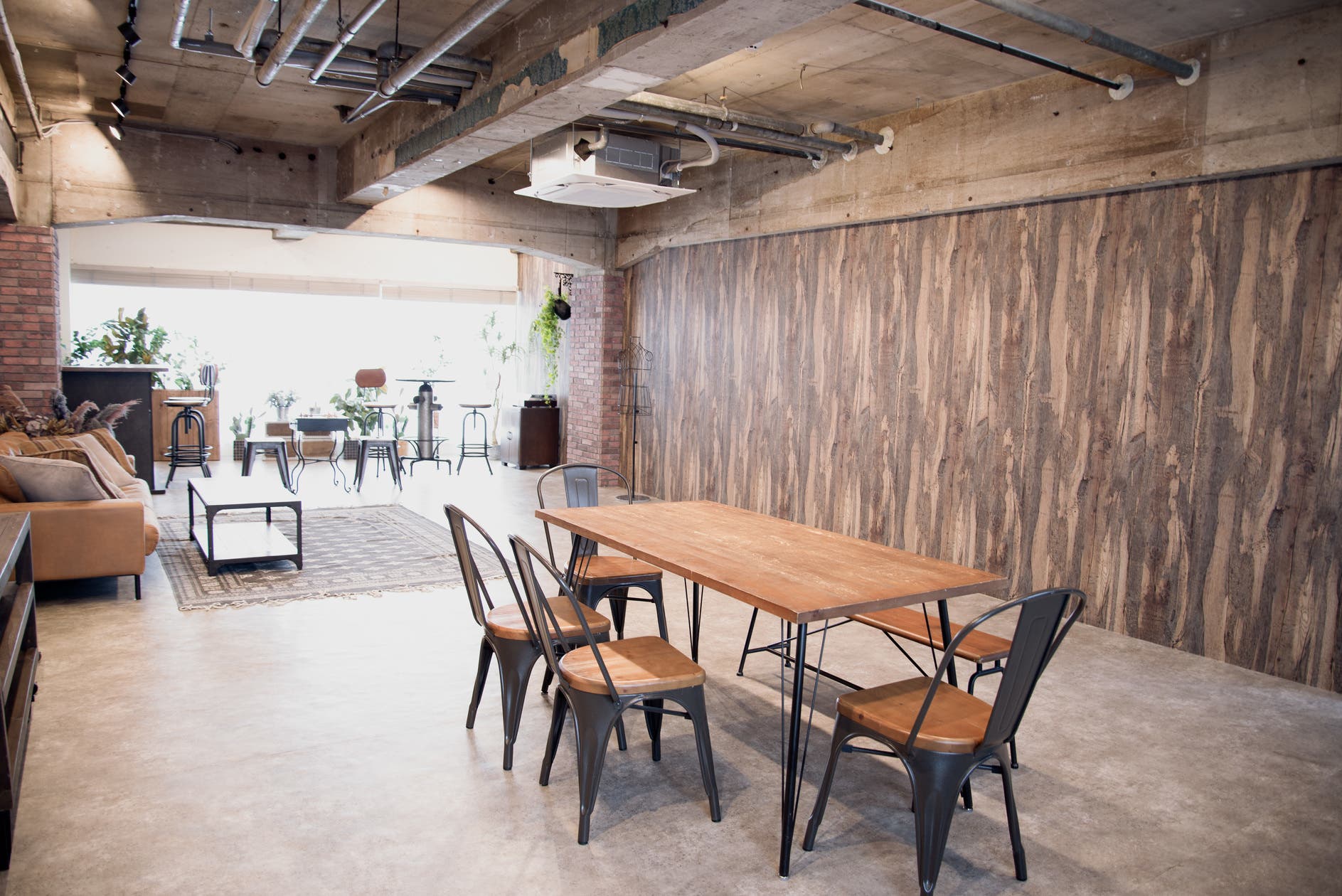 【ビターキャラメル】コンクリートやレンガの素材感を生かした インダストリアルなスタジオの写真1