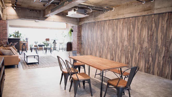 【ビターキャラメル】コンクリートやレンガの素材感を生かした インダストリアルなスタジオの写真1