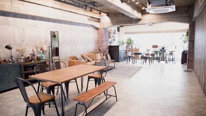 【ビターキャラメル】コンクリートやレンガの素材感を生かした インダストリアルなスタジオの写真2