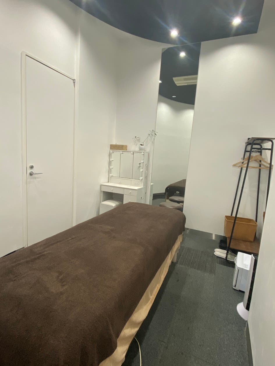 ［路面店・完全個室］特別価格✨ 銀座駅・新橋駅徒歩6分！白基調の広々おしゃれ空間🌿マッサージ・エステ・整体などに◎の写真2