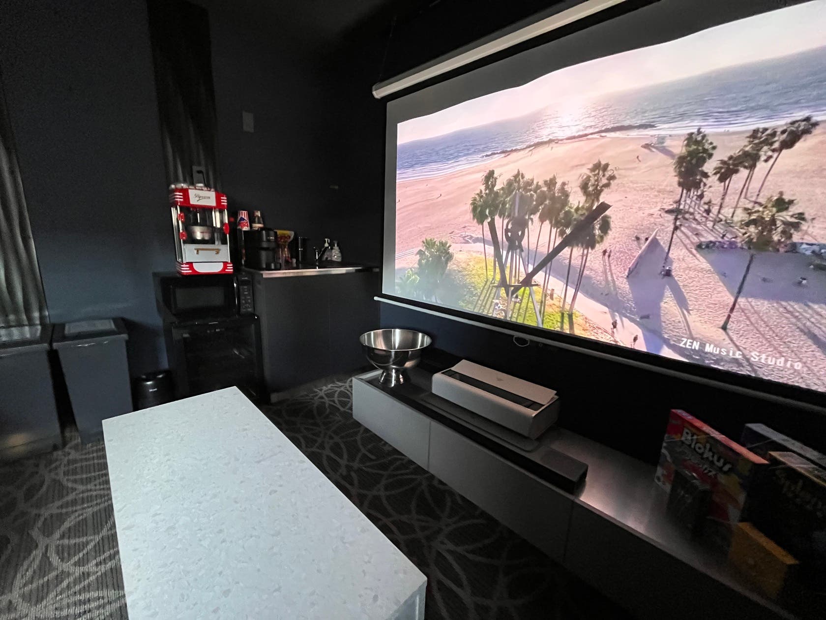 スペモシネマ🎬️東新宿駅4分🍷ゴミ無料👌🏻プロジェクター🎥映画デート💞ゲーム🎮706_SpemoCINEMA東新宿の写真1