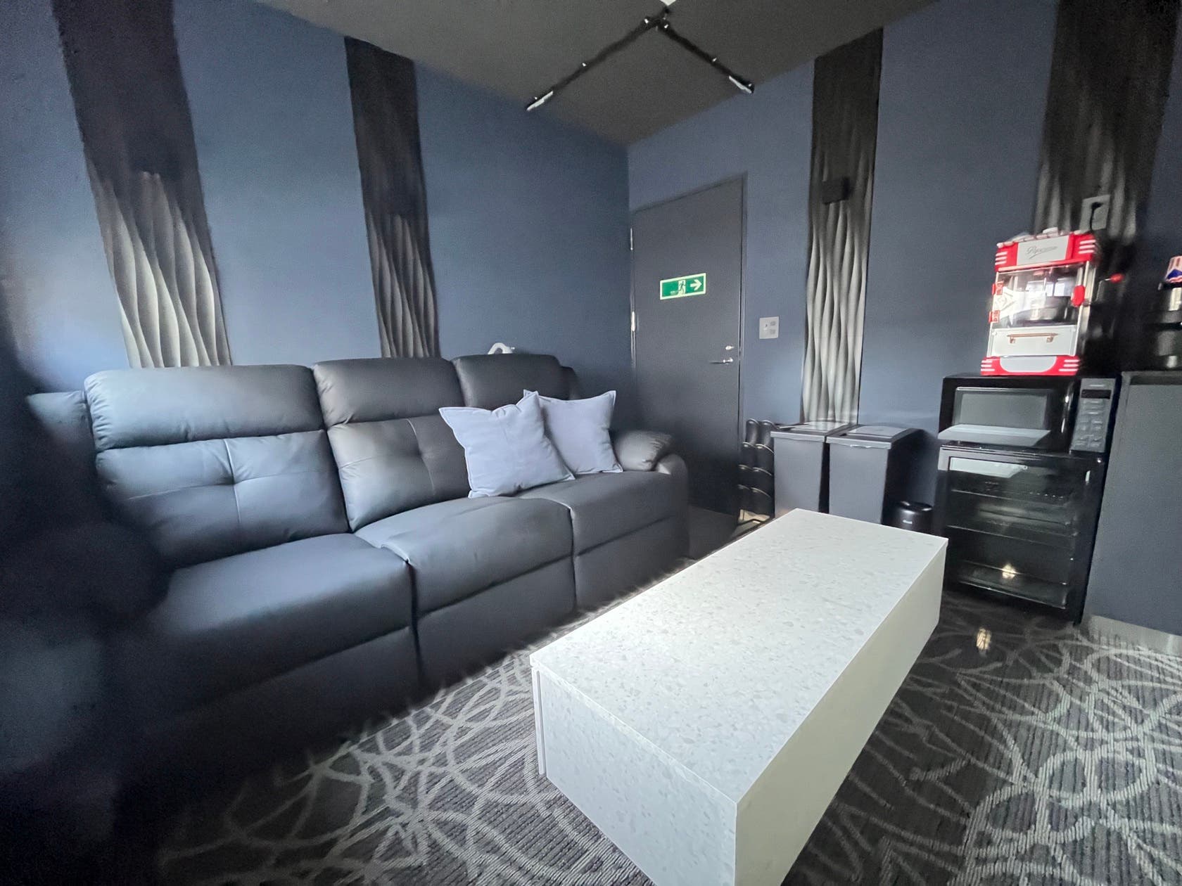 スペモシネマ🎬️東新宿駅4分🍷ゴミ無料👌🏻プロジェクター🎥映画デート💞ゲーム🎮706_SpemoCINEMA東新宿の写真4