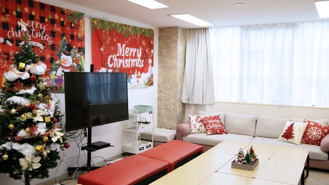 クリスマス🎅🎄新宿御苑前駅徒歩4分 広々としたパーティルーム 💛女子会💚推し活💗 📺55インチ大型テレビの写真1