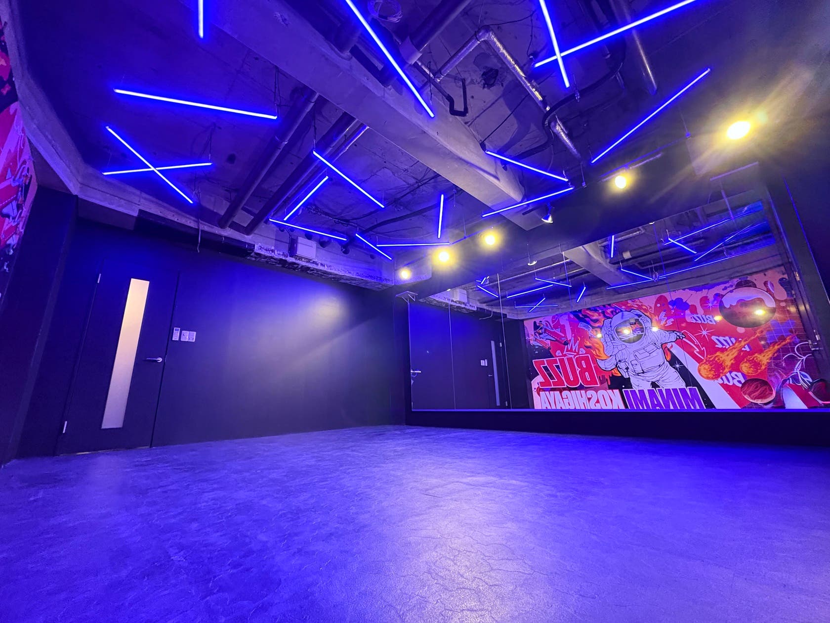 1st/アーティスティックな背景と天井LEDが映えるスタジオ！の写真2