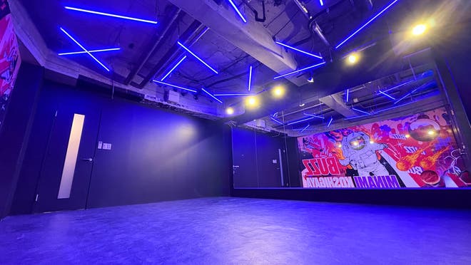 1st/アーティスティックな背景と天井LEDが映えるスタジオ!の写真2