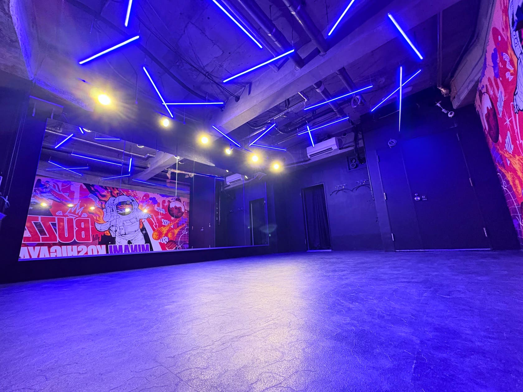 1st/アーティスティックな背景と天井LEDが映えるスタジオ！の写真3