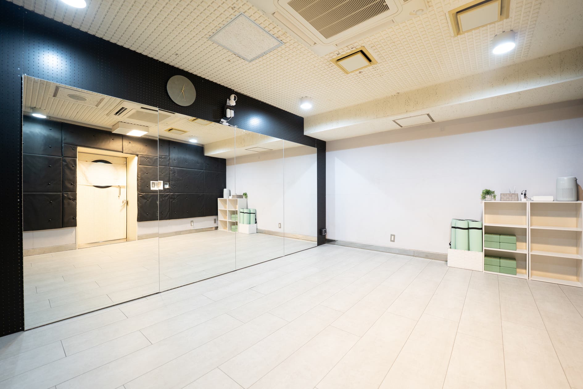 ＼NEW OPEN × いまだけオープン価格／ 千歳船橋駅徒歩1分、地下防音スタジオ。 更衣室・共有部・充実備品の写真3