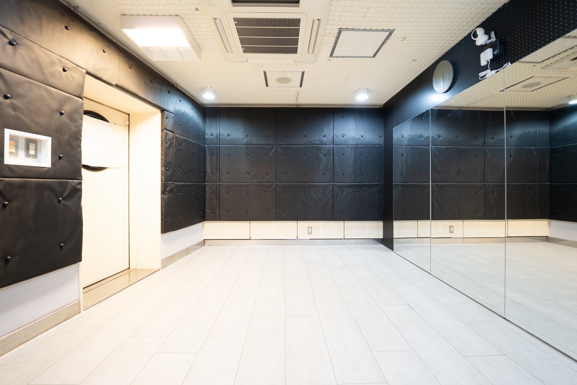 ＼NEW OPEN × いまだけオープン価格／ 千歳船橋駅徒歩1分、地下防音スタジオ。 更衣室・共有部・充実備品の写真4