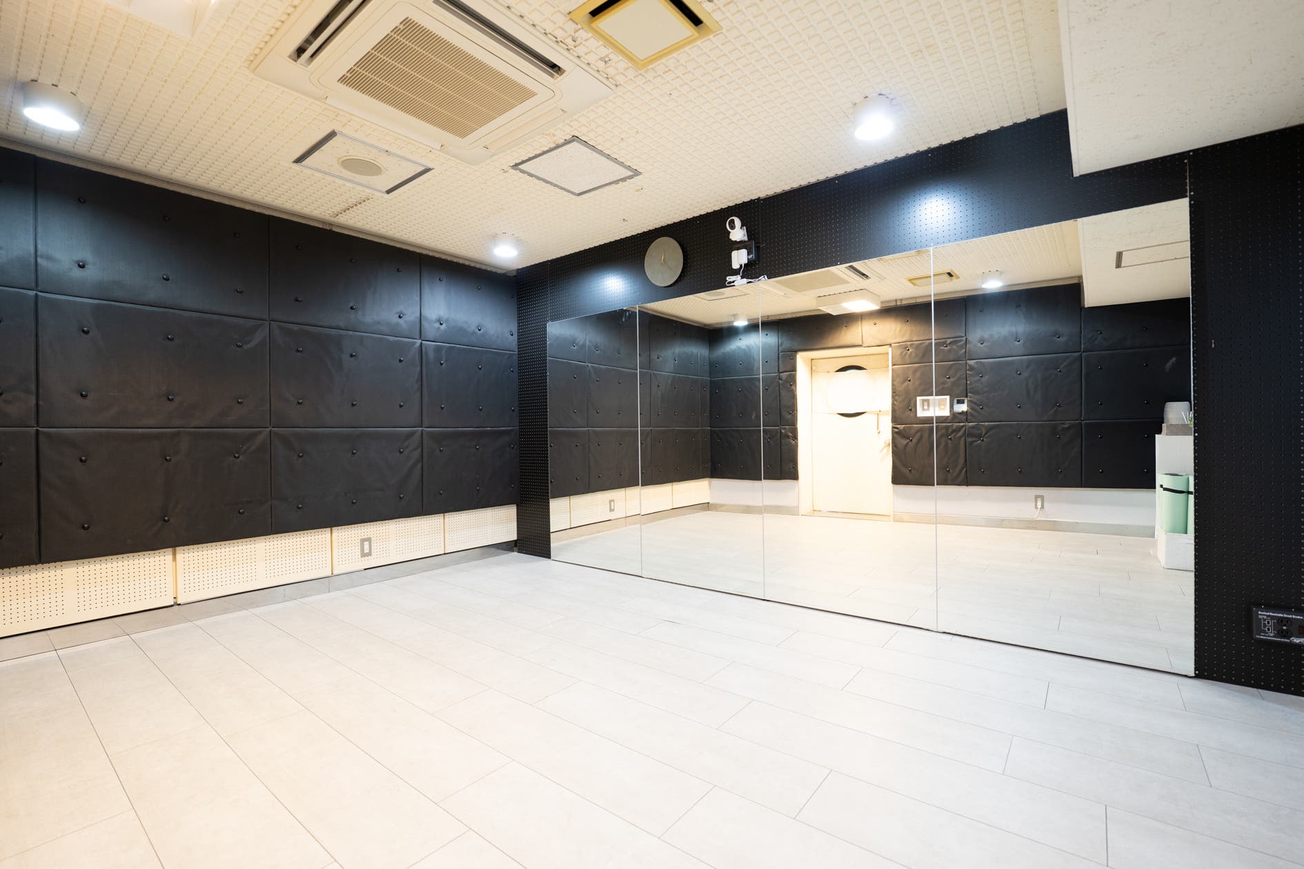 ＼NEW OPEN × いまだけオープン価格／ 千歳船橋駅徒歩1分、地下防音スタジオ。 更衣室・共有部・充実備品の写真2