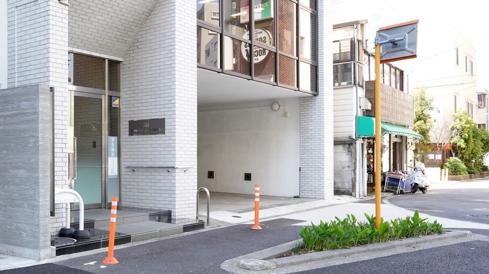 【スタッフ常駐で安心】四谷三丁目駅から徒歩2分！無料Wi-Fi＆プロジェクター完備！71㎡＆39名着席可能【第一+第二会議室】の写真17