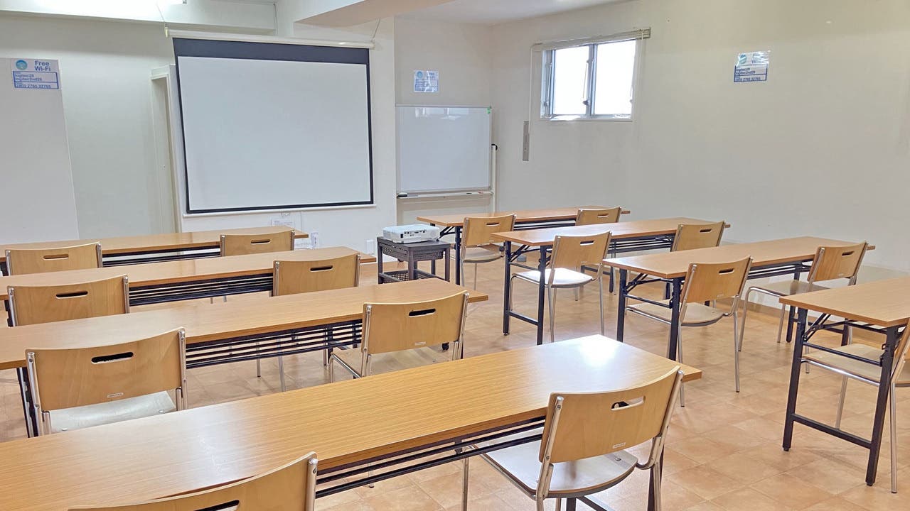 第三会議室 3名掛け最大24席【高崎駅徒歩7分 販売利用OK】プロジェクター|スクリーン|ホワイトボード|Wi-Fi|無料の写真2