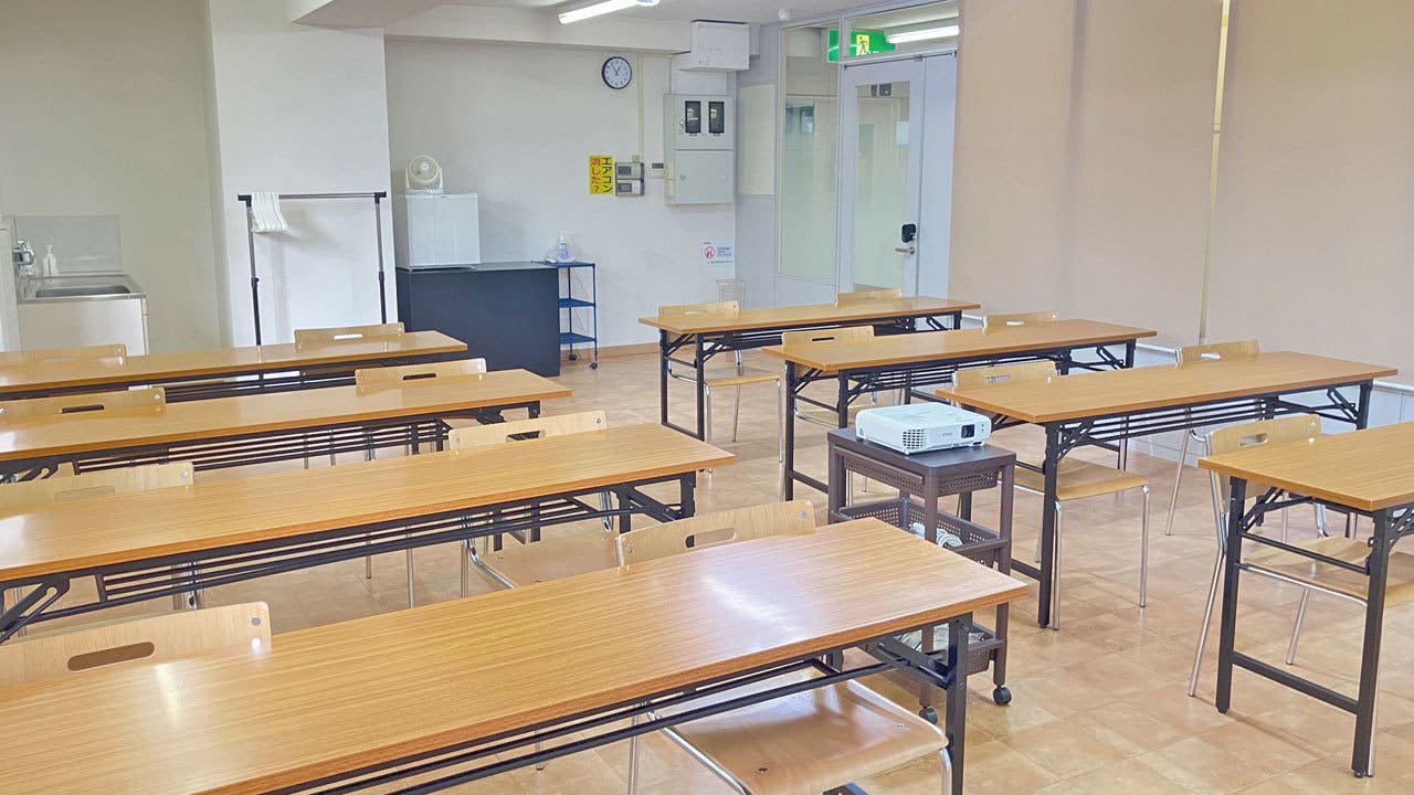 第三会議室 3名掛け最大24席【高崎駅徒歩7分 販売利用OK】プロジェクター|スクリーン|ホワイトボード|Wi-Fi|無料の写真3