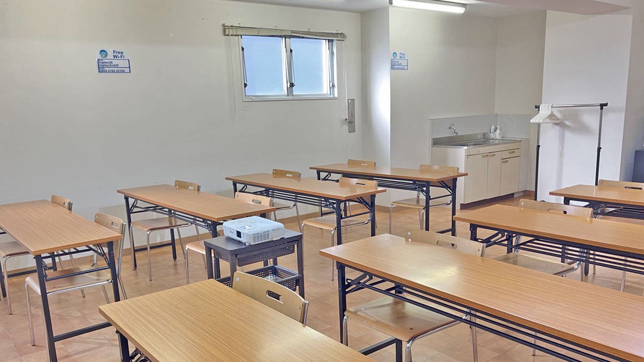 第三会議室 3名掛け最大24席【高崎駅徒歩7分 販売利用OK】プロジェクター|スクリーン|ホワイトボード|Wi-Fi|無料の写真4