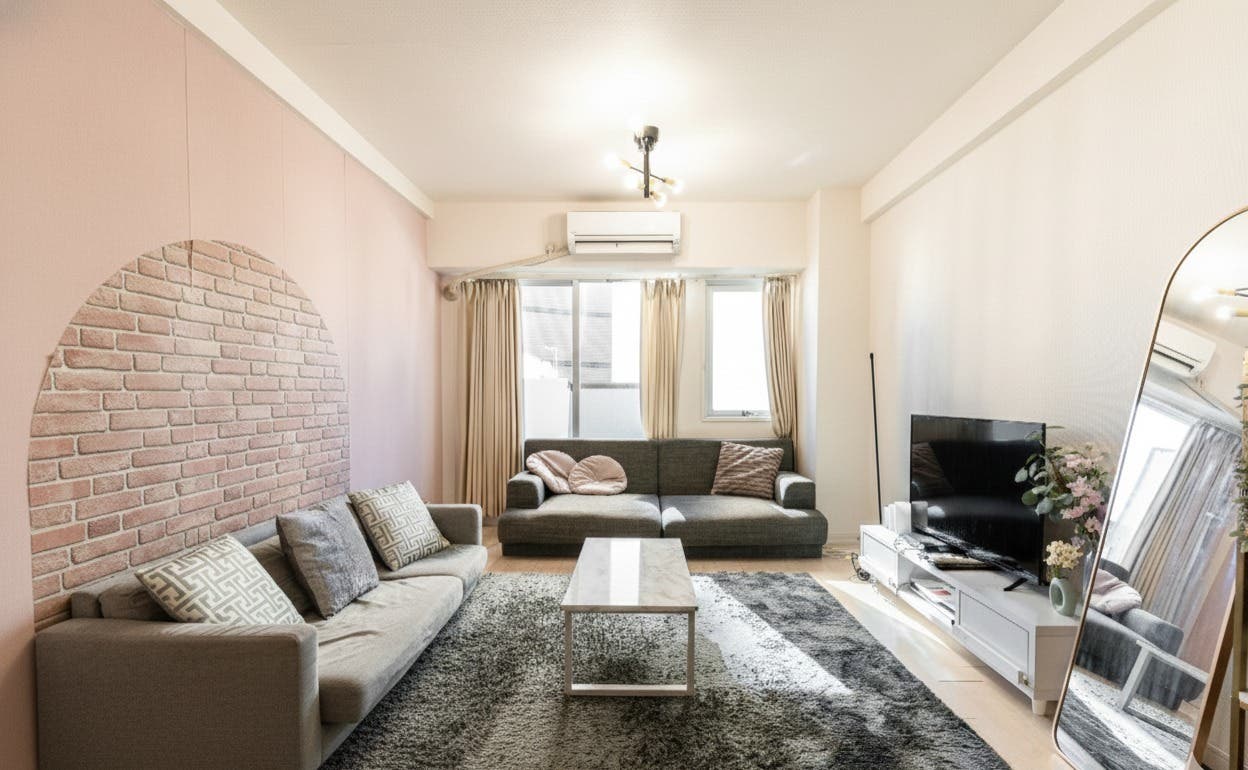 渋谷駅徒歩5分🚶‍♂️白×ピンクのガーリー空間🎀女子会・推し活に最適✨最大15名🍃自然光◎撮影可📸忘年会・クリスマス✨の写真1