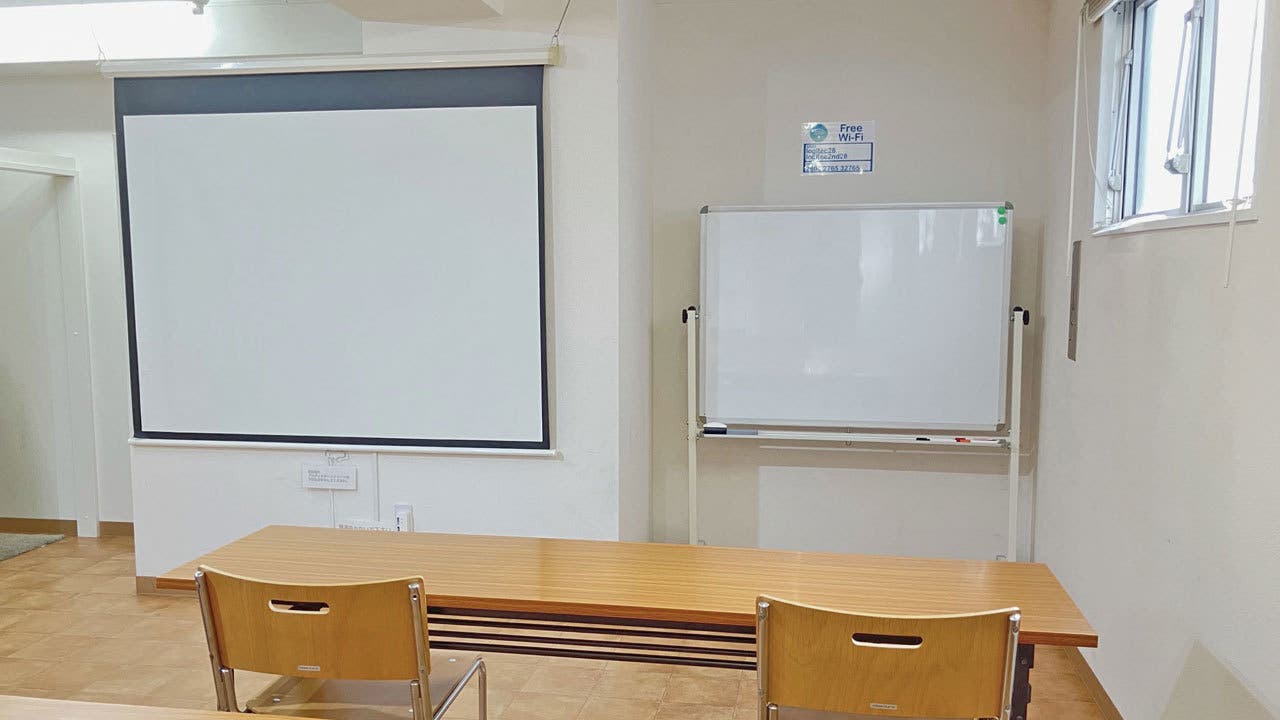 第三会議室 3名掛け最大24席【高崎駅徒歩7分 販売利用OK】プロジェクター|スクリーン|ホワイトボード|Wi-Fi|無料の写真8