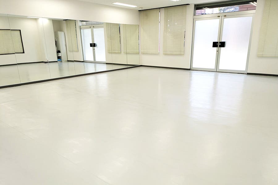 《今だけ¥500／h》New Open🎉【姫路駅7分】大型鏡9枚🪞最大25名🙆‍♀️50㌅モニター📺24時間🕐の写真1