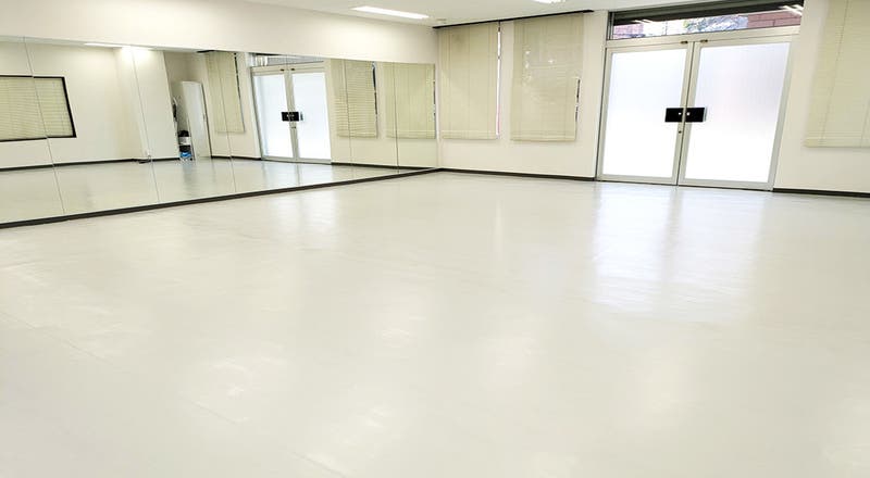 【姫路駅7分】白壁×大型鏡9枚の本格ダンススタジオ｜大型鏡9枚🪞最大25名🙆‍♀️50㌅モニター📺24時間🕐