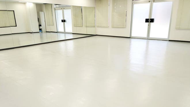 《今だけ¥500/h》New Open🎉【姫路駅7分】大型鏡9枚🪞最大25名🙆♀️50㌅モニター📺24時間🕐の写真1