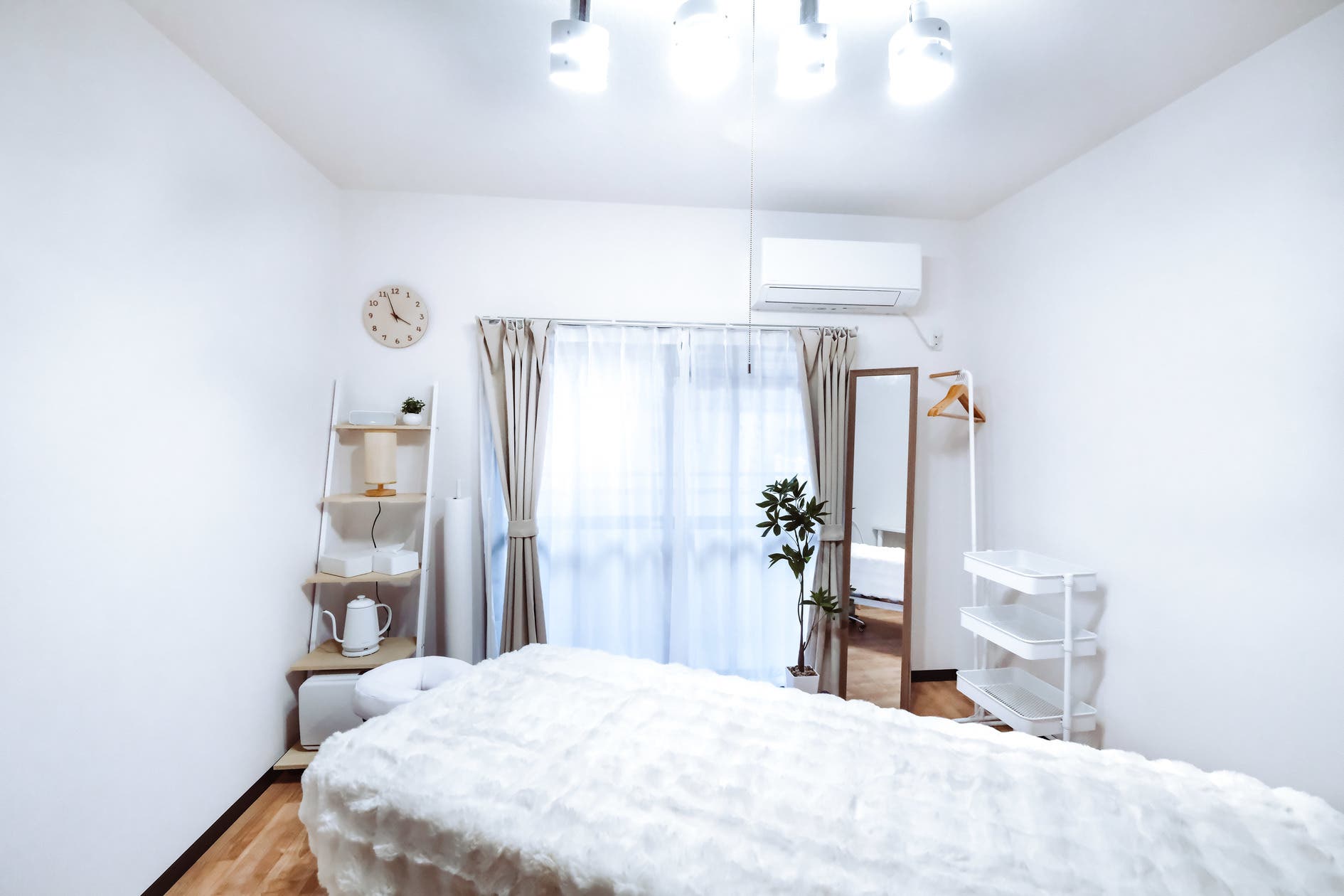 【✨オープン記念価格✨】【阪急豊中駅徒歩5分】備品充実のスペース✨｜女性でも片手で高さ調整可能なベッド🌱の写真1