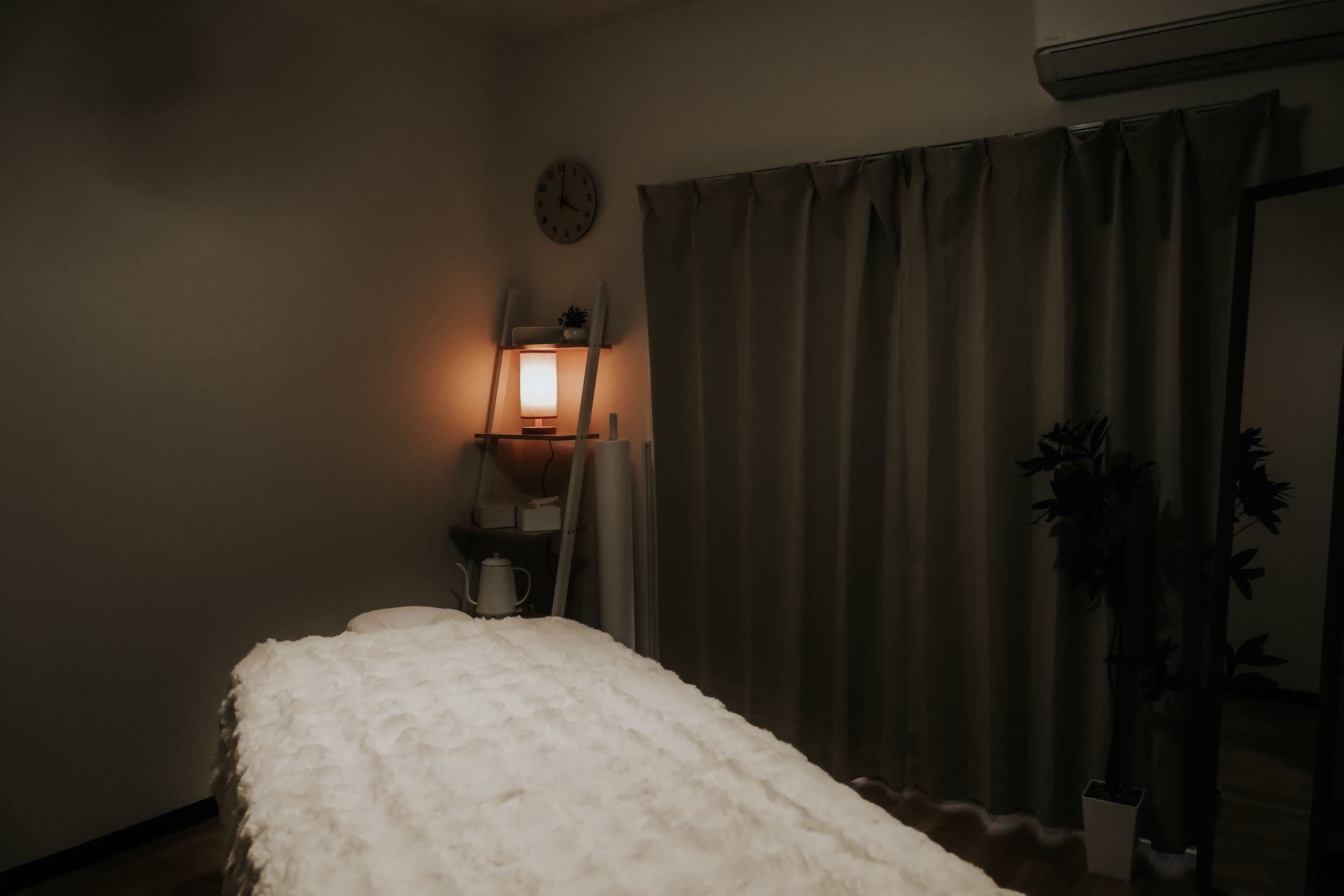 【✨オープン記念価格✨】【阪急豊中駅徒歩5分】備品充実のスペース✨｜女性でも片手で高さ調整可能なベッド🌱の写真2