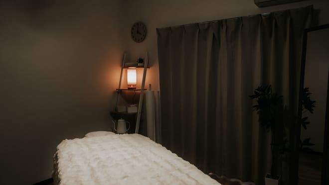 【✨オープン記念価格✨】【阪急豊中駅徒歩5分】備品充実のスペース✨|女性でも片手で高さ調整可能なベッド🌱の写真2