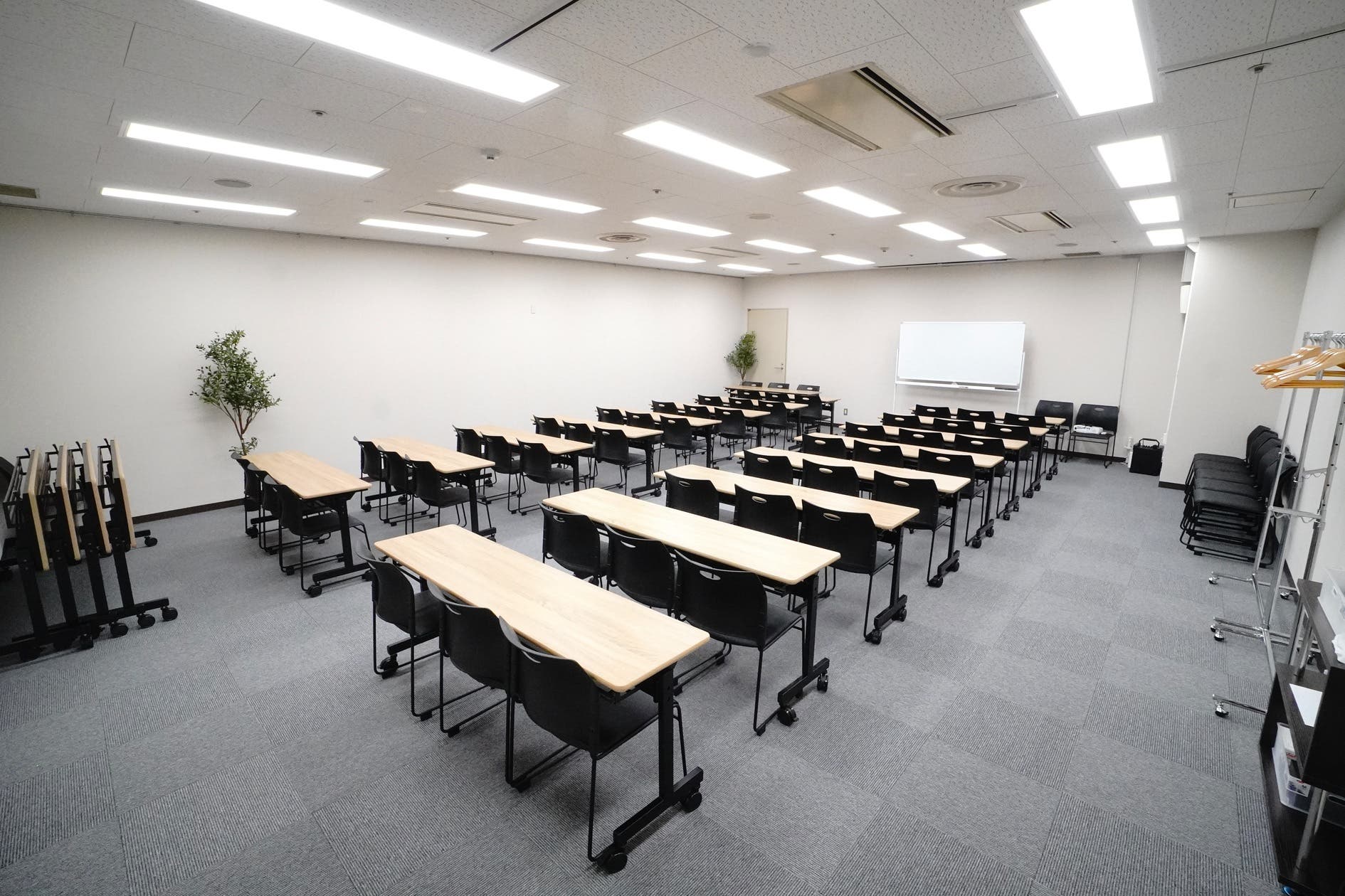 ＜豊橋駅前ビル カルミア4Fレンタルスペース＞駅ビル内🚃63名収容🪑Wi-Fi📶プロジェクター🎥マイク🎤セミナー/研修の写真9