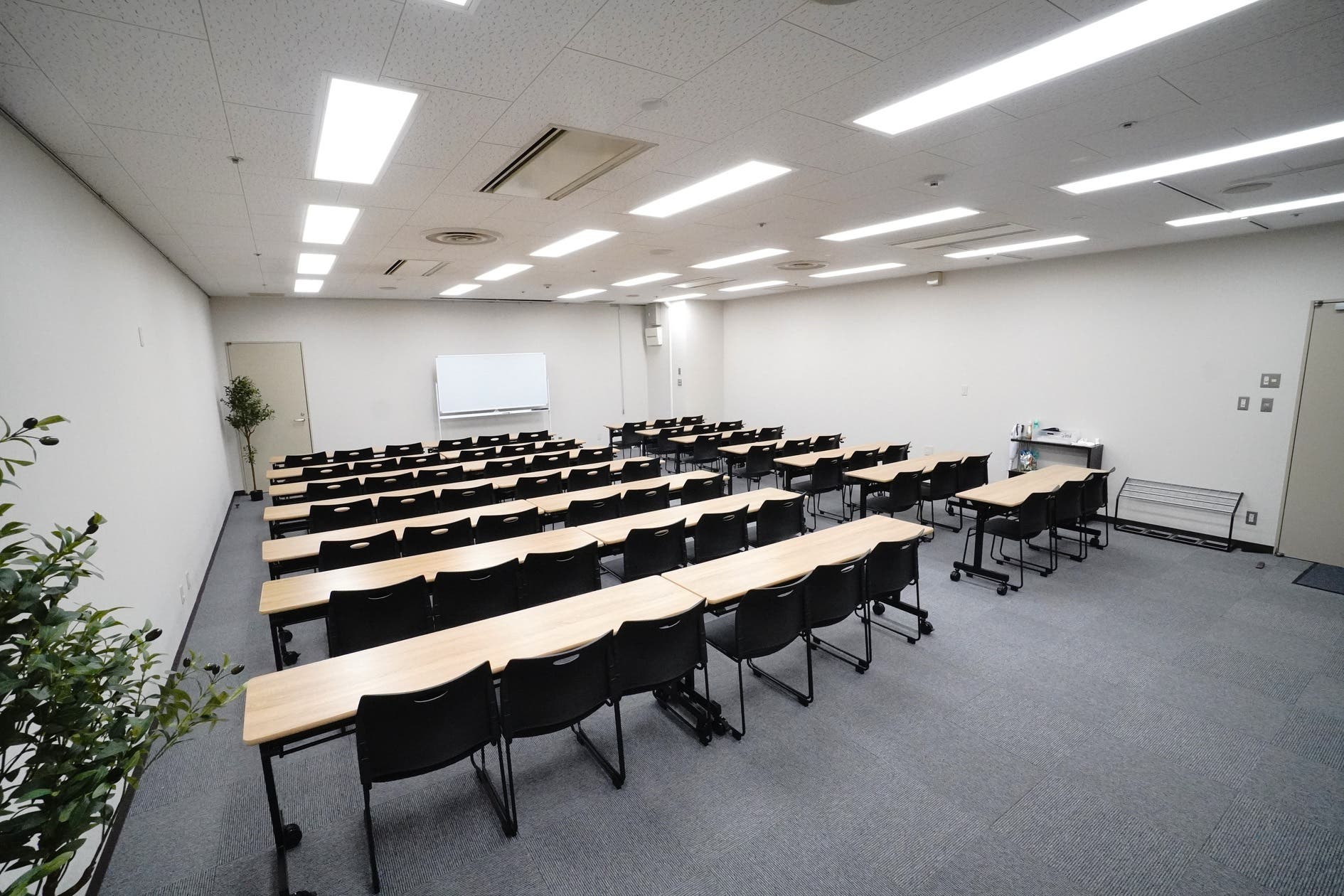 ＜豊橋駅前ビル カルミア4Fレンタルスペース＞駅ビル内🚃63名収容🪑Wi-Fi📶プロジェクター🎥マイク🎤セミナー/研修の写真1