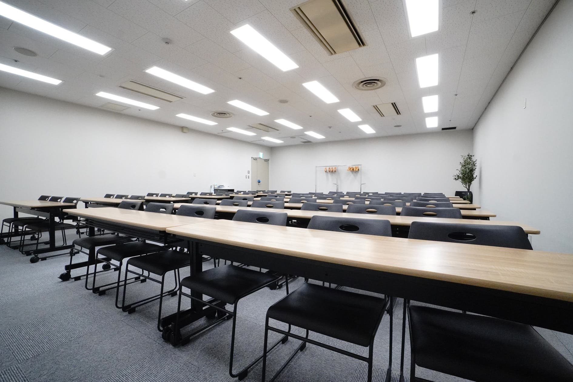 ＜豊橋駅前ビル カルミア4Fレンタルスペース＞駅ビル内🚃63名収容🪑Wi-Fi📶プロジェクター🎥マイク🎤セミナー/研修の写真2