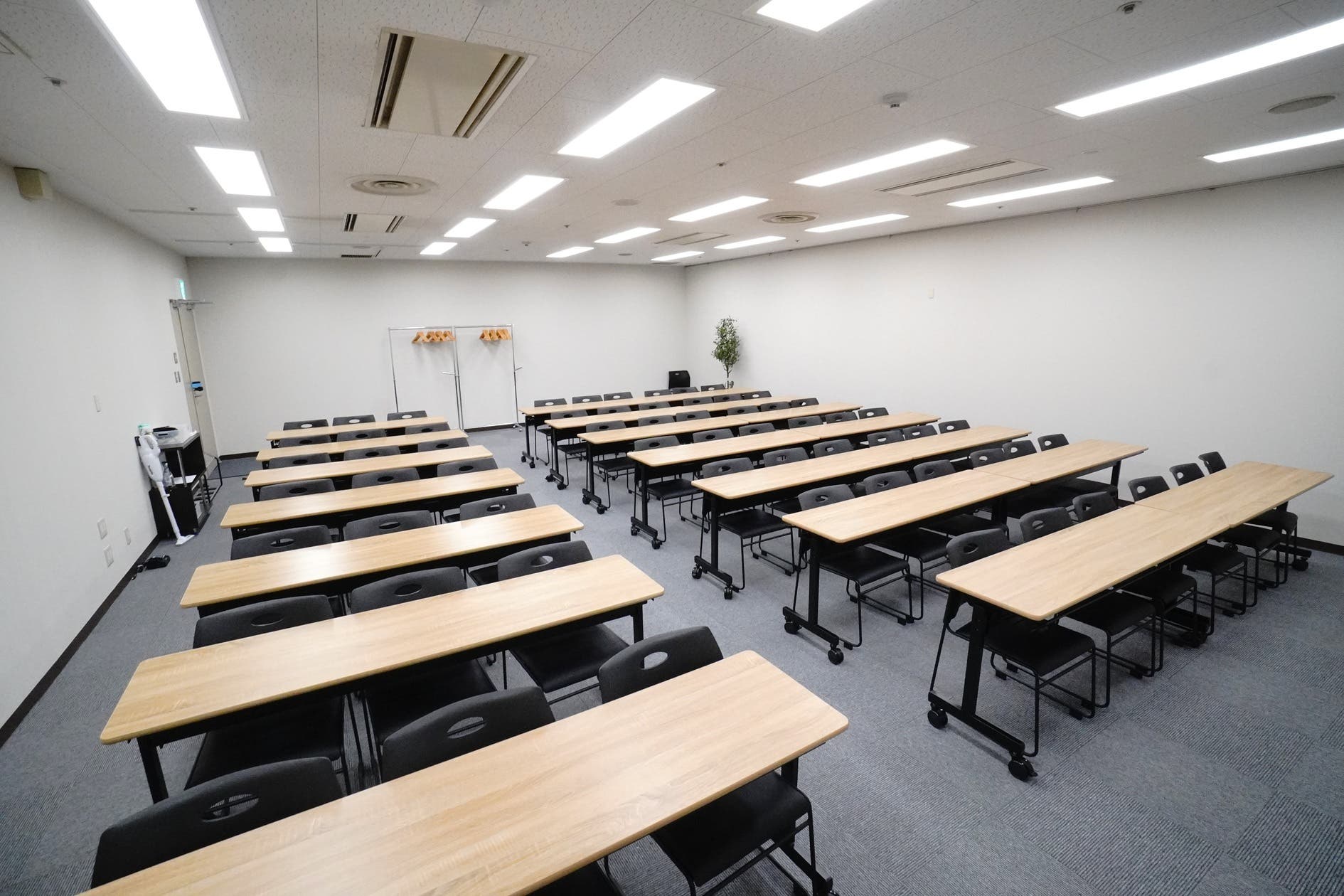 ＜豊橋駅前ビル カルミア4Fレンタルスペース＞駅ビル内🚃63名収容🪑Wi-Fi📶プロジェクター🎥マイク🎤セミナー/研修の写真3