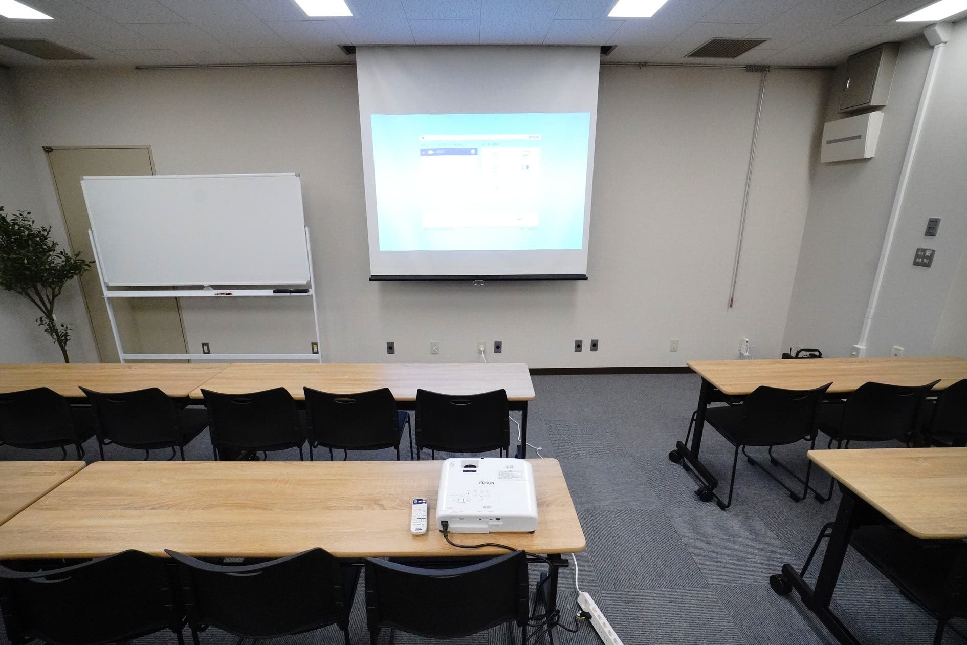 ＜豊橋駅前ビル カルミア4Fレンタルスペース＞駅ビル内🚃63名収容🪑Wi-Fi📶プロジェクター🎥マイク🎤セミナー/研修の写真4