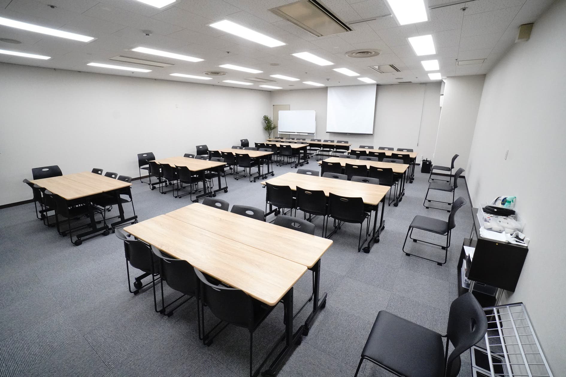 ＜豊橋駅前ビル カルミア4Fレンタルスペース＞駅ビル内🚃63名収容🪑Wi-Fi📶プロジェクター🎥マイク🎤セミナー/研修の写真6