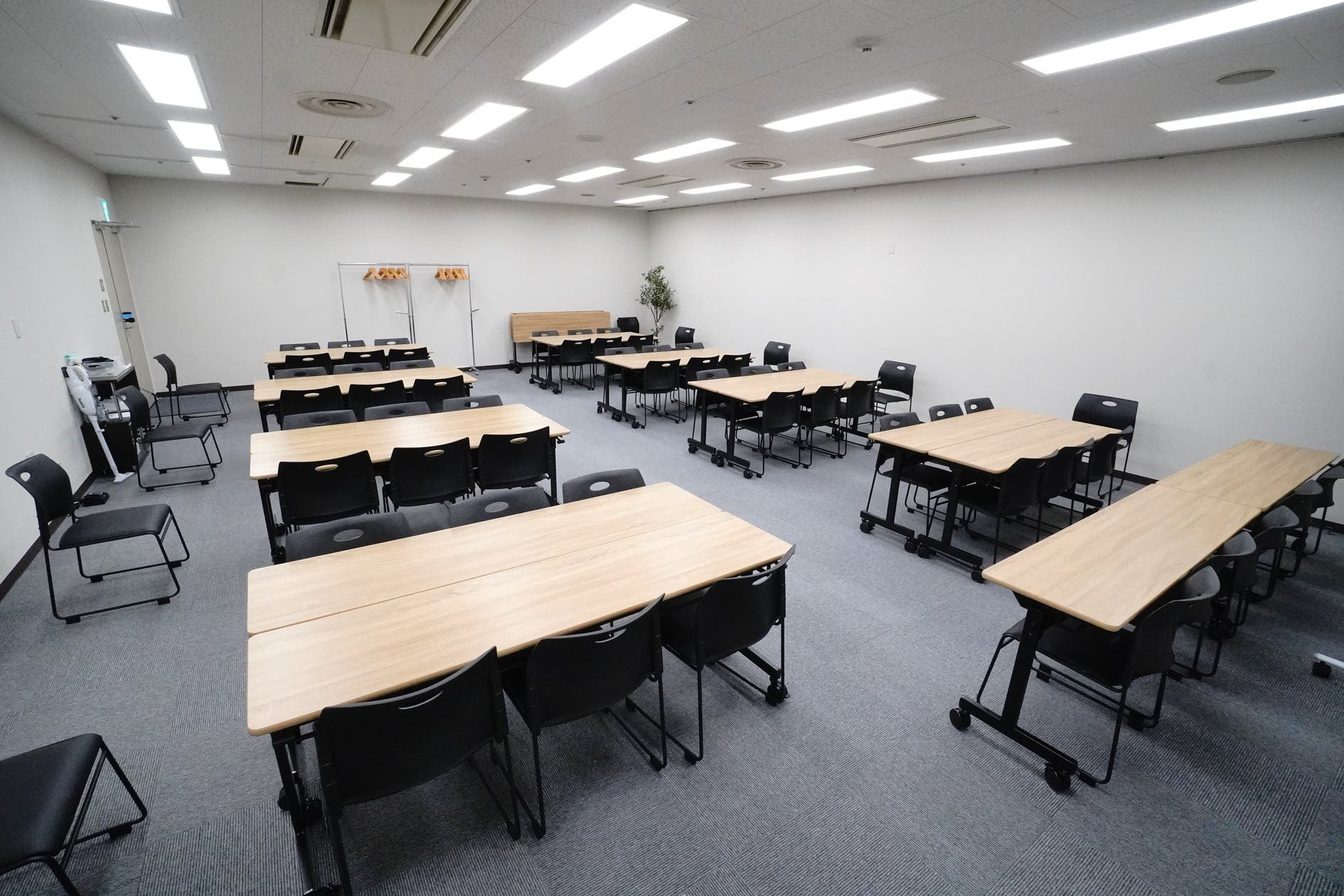 ＜豊橋駅前ビル カルミア4Fレンタルスペース＞駅ビル内🚃63名収容🪑Wi-Fi📶プロジェクター🎥マイク🎤セミナー/研修の写真8