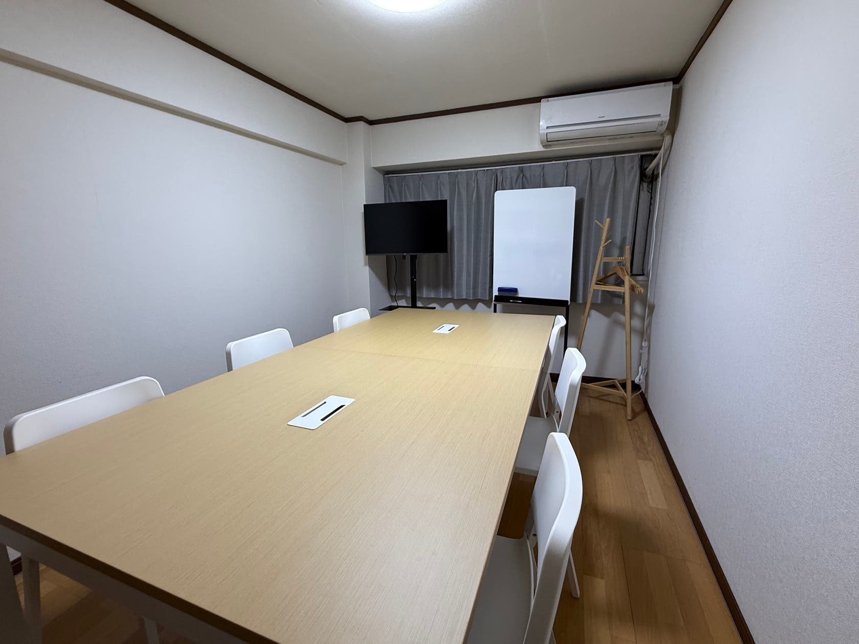 品川駅3分🚶‍♂️会議・打ち合わせ💬各種撮影👌ホワイトボード🈶シャトープレイス品川D貸会議室の写真2