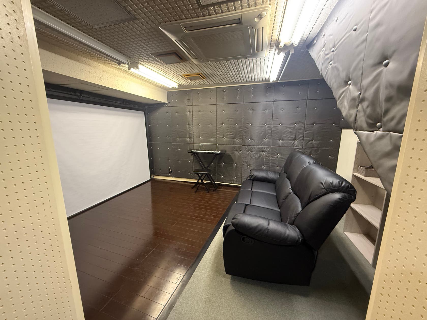 ＼NEW OPEN オープン価格／徒歩1分で地下へ。150インチ大画面×練習・撮影・鑑賞・ピアノもある、千歳船橋シアタールームの写真1