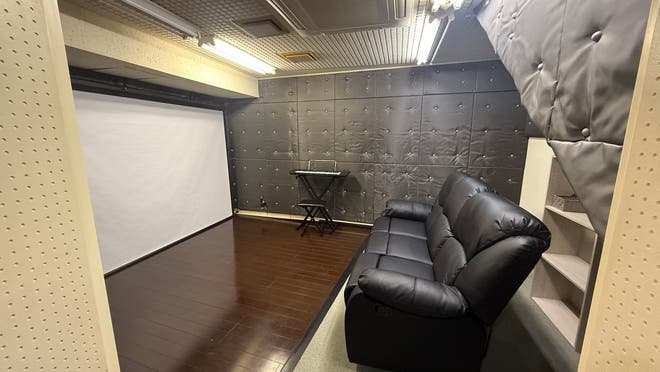 \NEW OPEN オープン価格/徒歩1分で地下へ。150インチ大画面×練習・撮影・鑑賞・ピアノもある、千歳船橋シアタールームの写真1