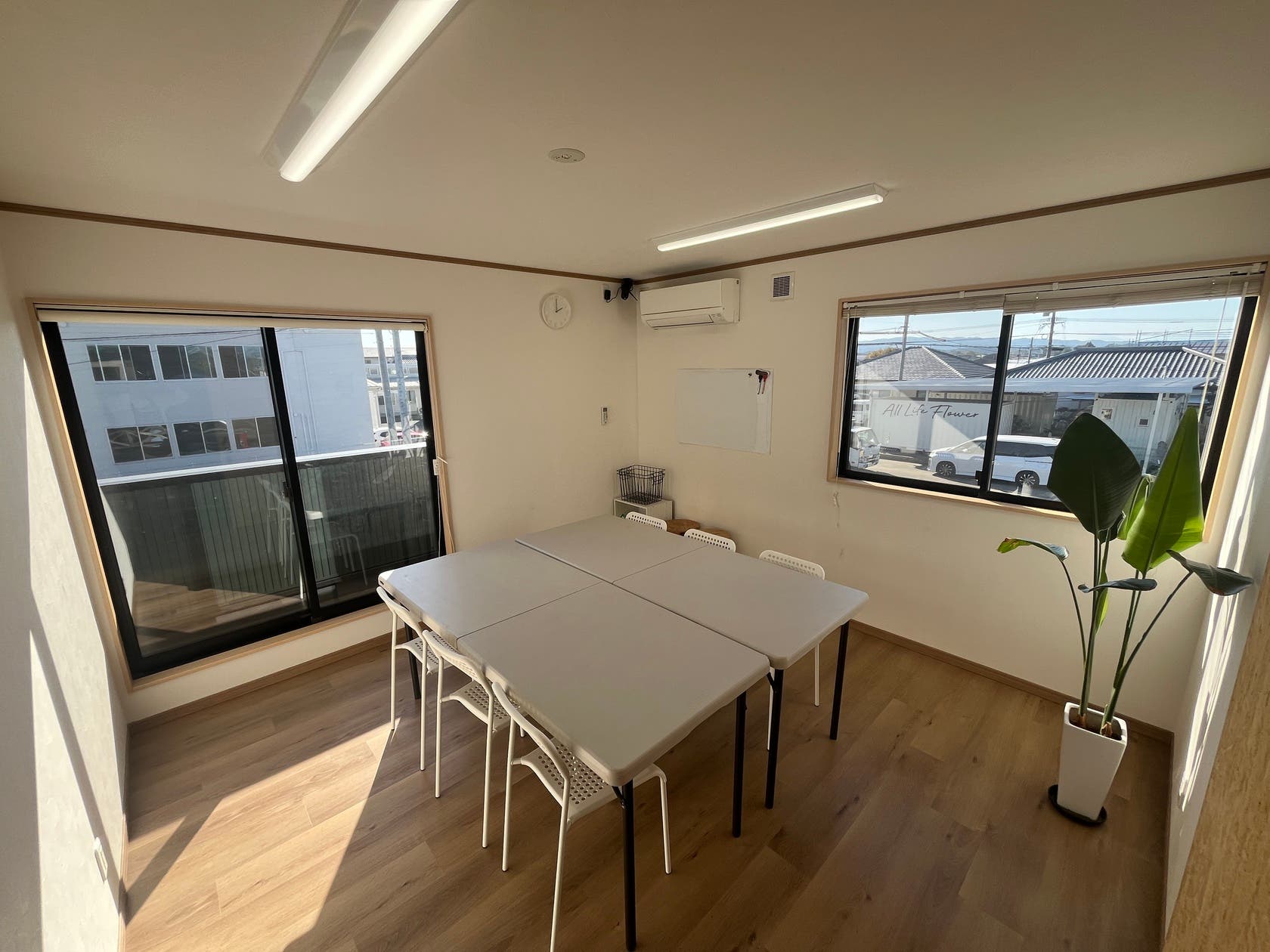 ものづくりのお店2階の南向きのレンタルスペースでお教室やワークショップをしませんか？会議やセミナーもOK。駐車場あり！！の写真1