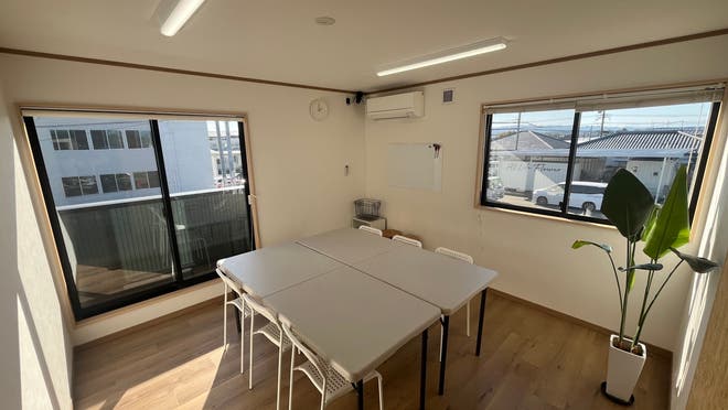 ものづくりのお店2階の南向きのレンタルスペースでお教室やワークショップをしませんか?会議やセミナーもOK。駐車場あり!!の写真1