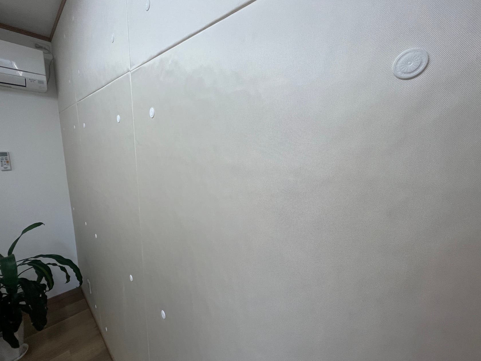 吸音壁で音の反響や音モレを防ぐ静かなお部屋。動画撮影やマッサージ、カウンセリング、教室やワークショップでの利用に。駐車場あり。の写真3