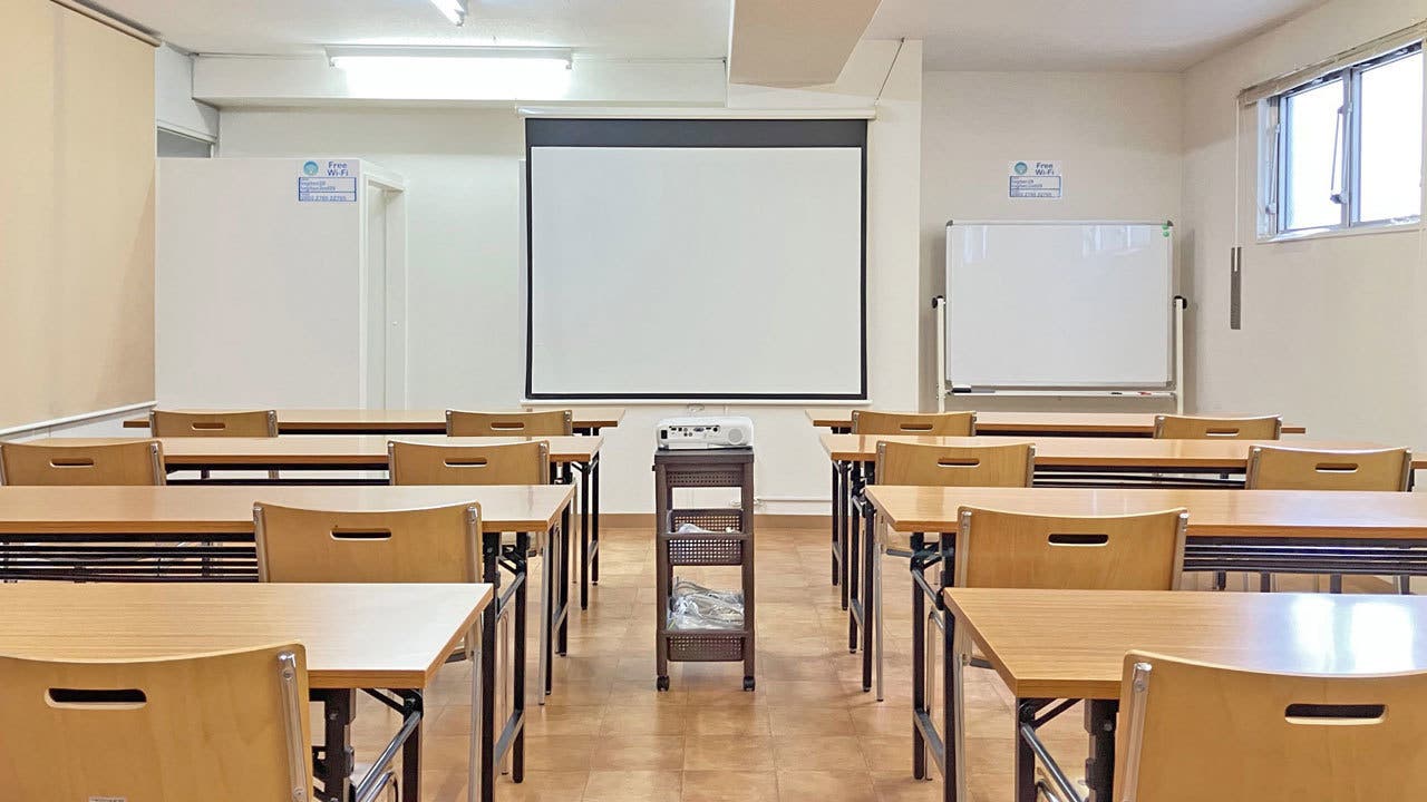 第三会議室 3名掛け最大24席【高崎駅徒歩7分 販売利用OK】プロジェクター|スクリーン|ホワイトボード|Wi-Fi|無料の写真1