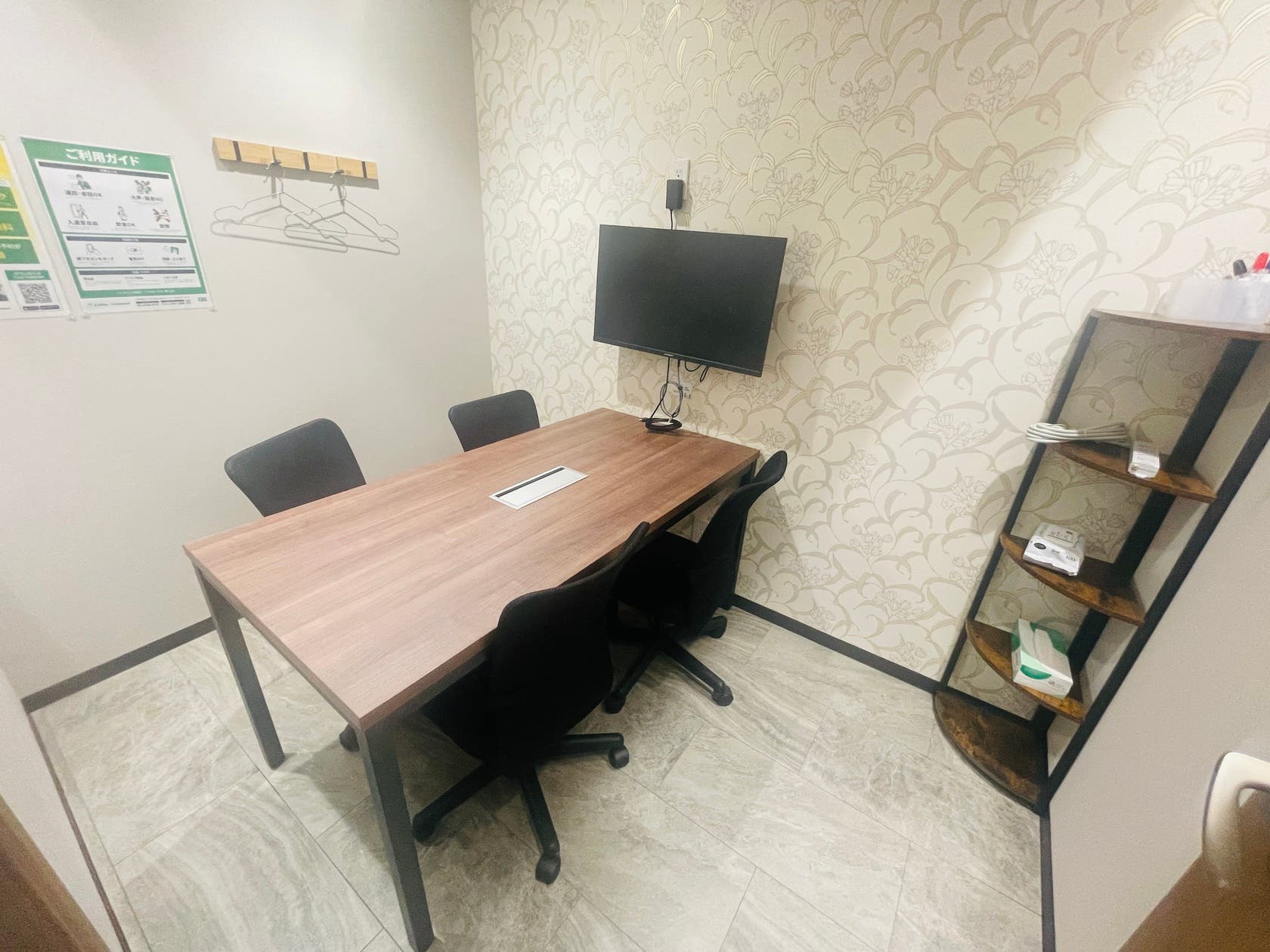 【西葛西駅から徒歩1分】モニター・フリードリンク付き4名会議室（Room A）※予約時間前は入室不可の写真1