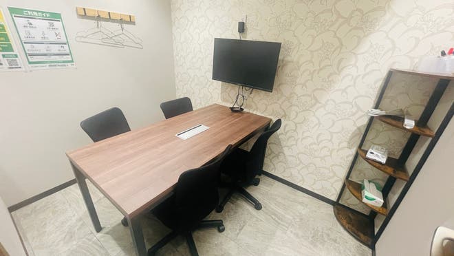【西葛西駅から徒歩1分】モニター・フリードリンク付き4名会議室(Room A)※予約時間前は入室不可の写真1