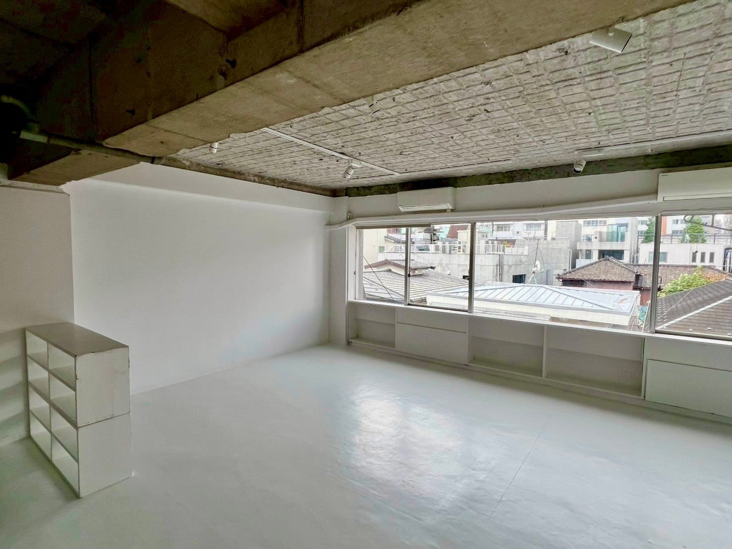 【六本木】アパレルチームが立ち上げたHOUSE studio!!　　　|白ホリ・自然光 |ヴィンテージ什器多数の写真3