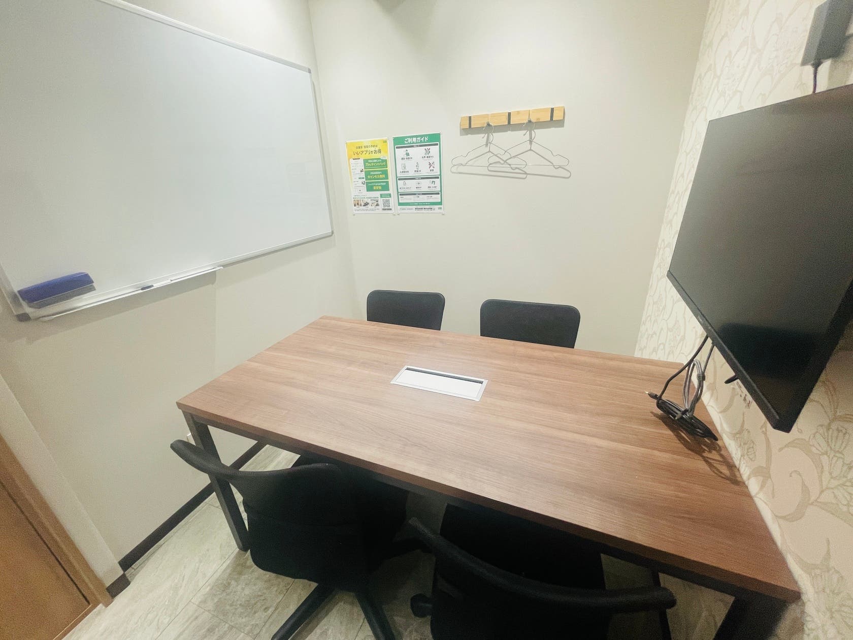 【西葛西駅から徒歩1分】モニター・フリードリンク付き4名会議室（Room B）※予約時間前は入室不可の写真2