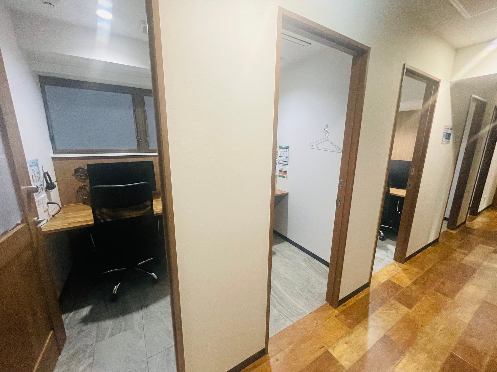 【西葛西駅から徒歩1分】モニター・フリードリンク付き6名会議室（Room E）※予約時間前は入室不可の写真6