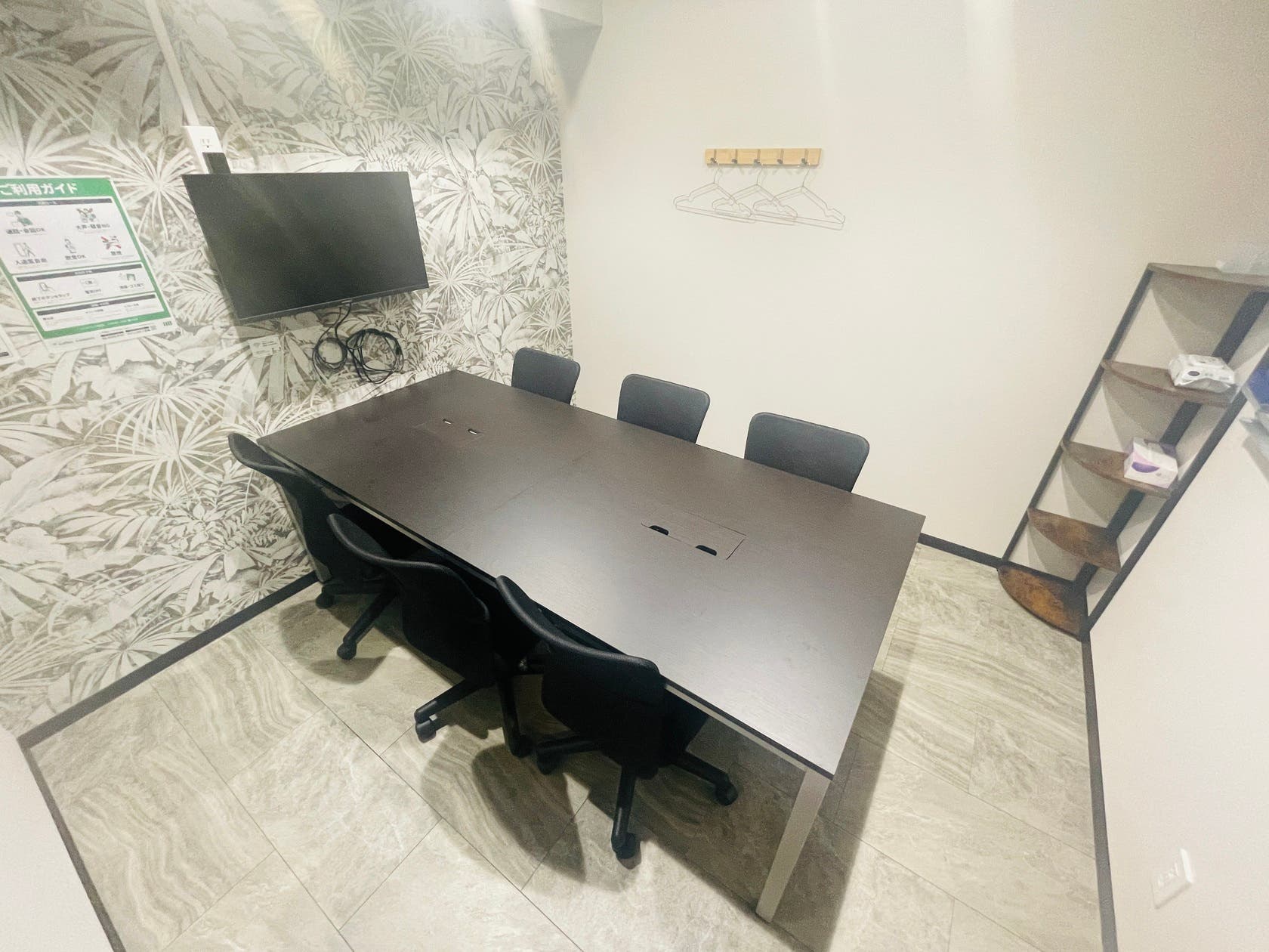 【西葛西駅から徒歩1分】モニター・フリードリンク付き6名会議室（Room E）※予約時間前は入室不可の写真1