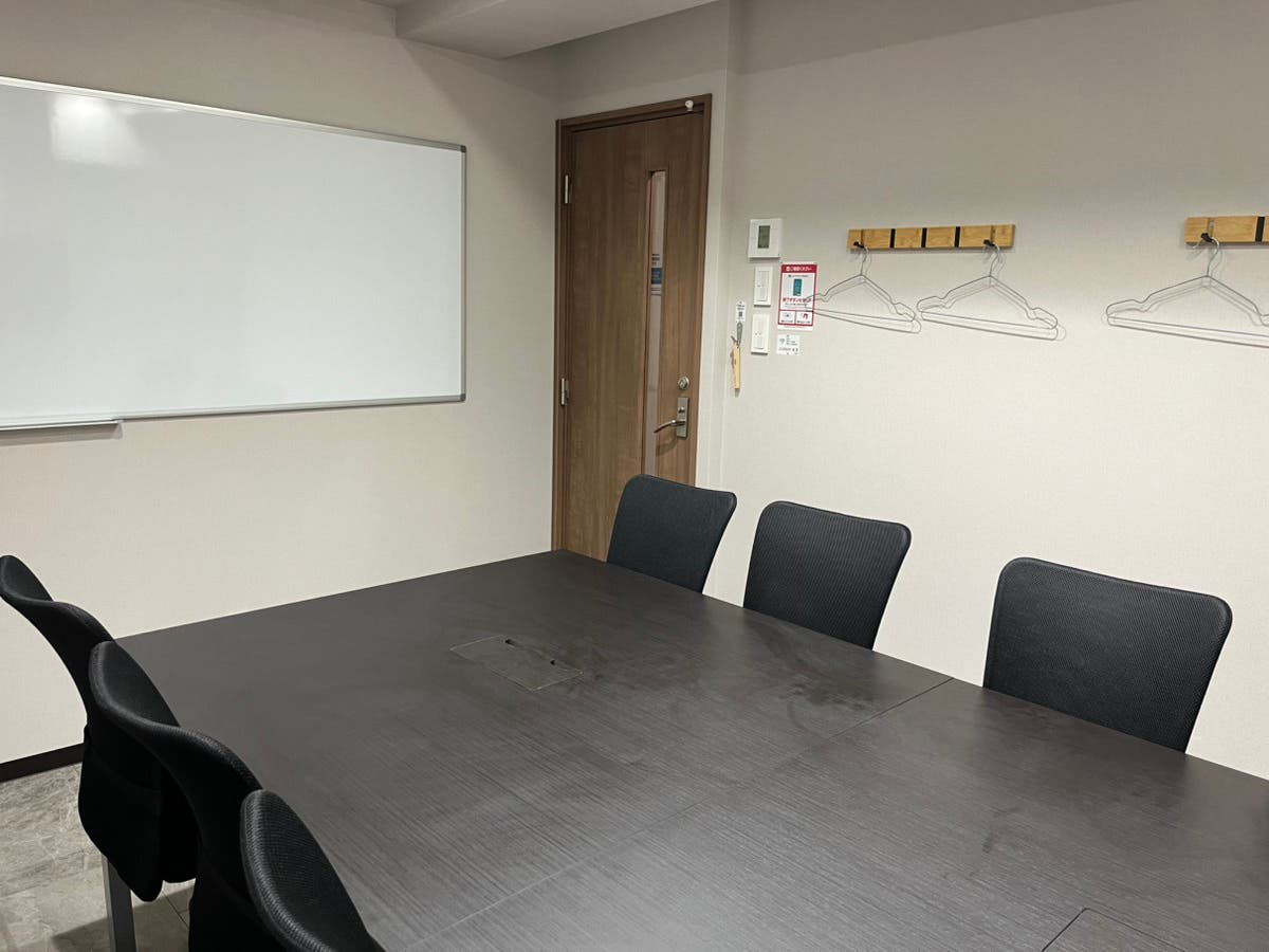 【西葛西駅から徒歩1分】モニター・フリードリンク付き8名会議室（Room C）※予約時間前は入室不可の写真2