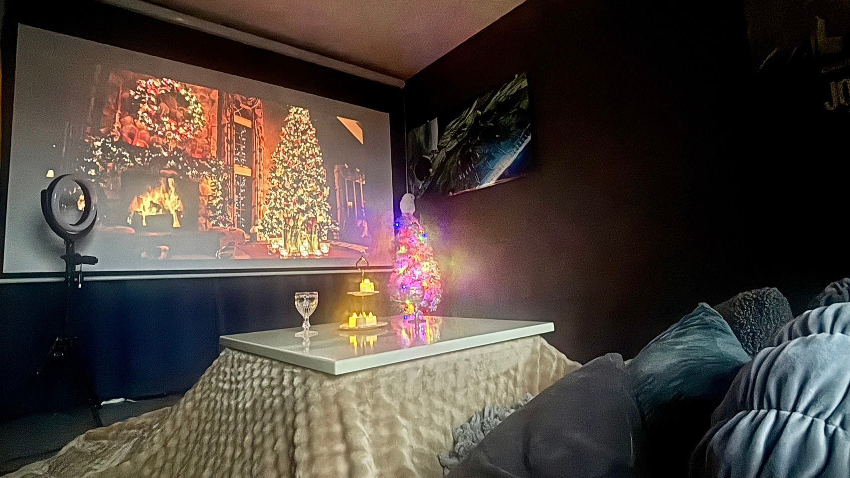 ぬくぬく🥰こたつ&クリスマス🎄ツリー装飾のお部屋でパーティー🎂✨🎞️まったりおうちデート😘✨コスプレ・推し活・動画配信の写真1