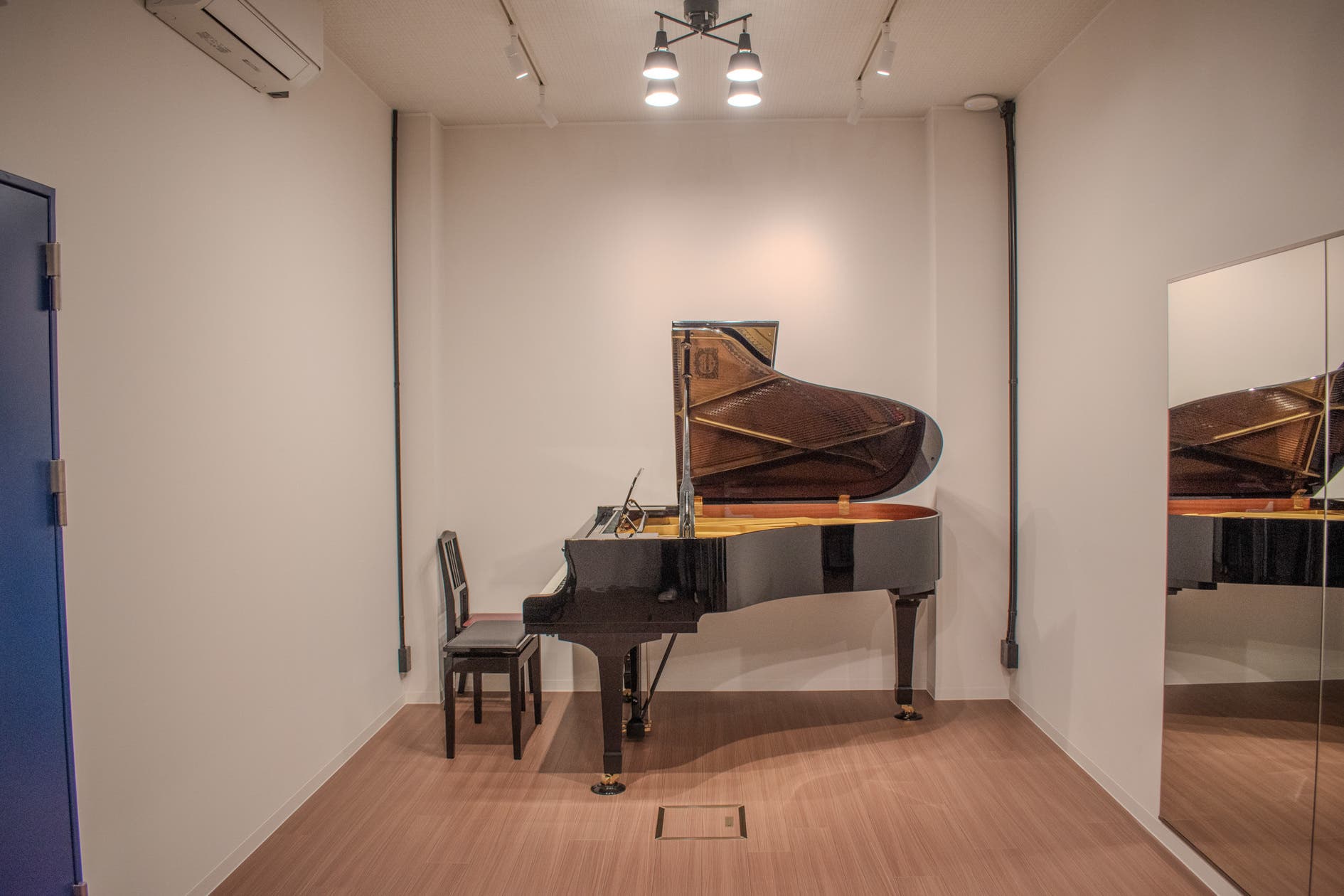 【Aスタジオ】桂駅徒歩2分◎グランドピアノ常設、レッスン・録音録画・アンサンブル・ミニコンサート向けクラシック専用スタジオの写真1