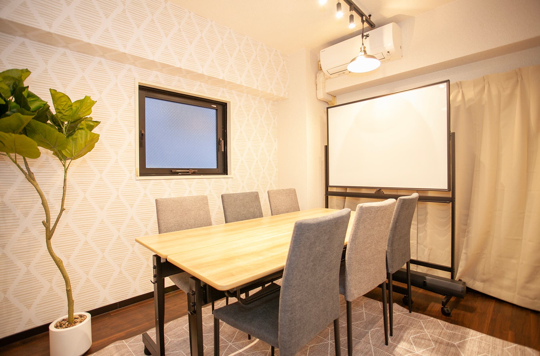 綺麗・安い・快適な会議室です！様々な用途にご利用いただけますの写真1