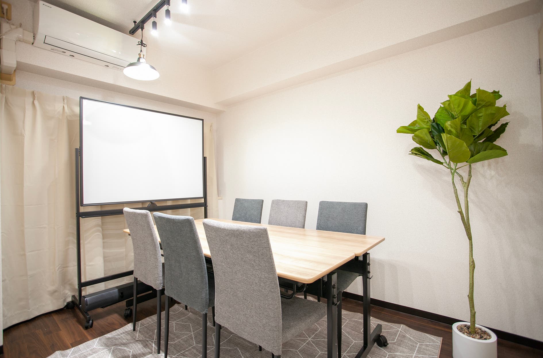 綺麗・安い・快適な会議室です！様々な用途にご利用いただけますの写真2